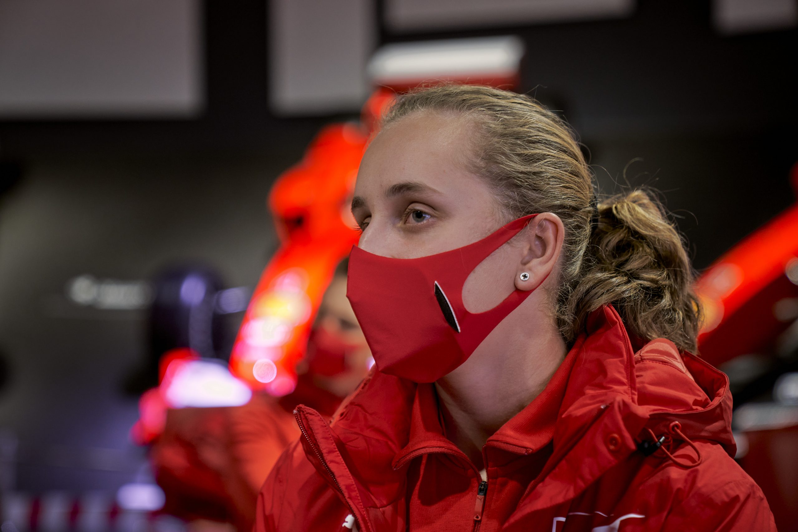 Maya Weug torna-se a primeira mulher a ingressar na academia de pilotos ...