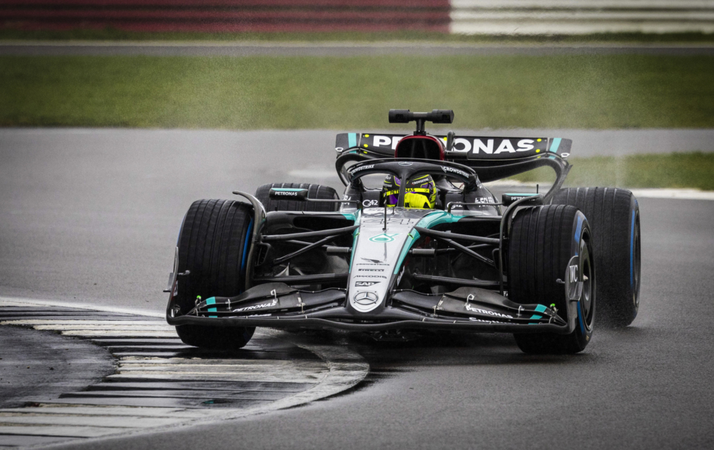 [FOTOS] Hamilton e Russell estrearam o Mercedes W15 em Silverstone - F1PT
